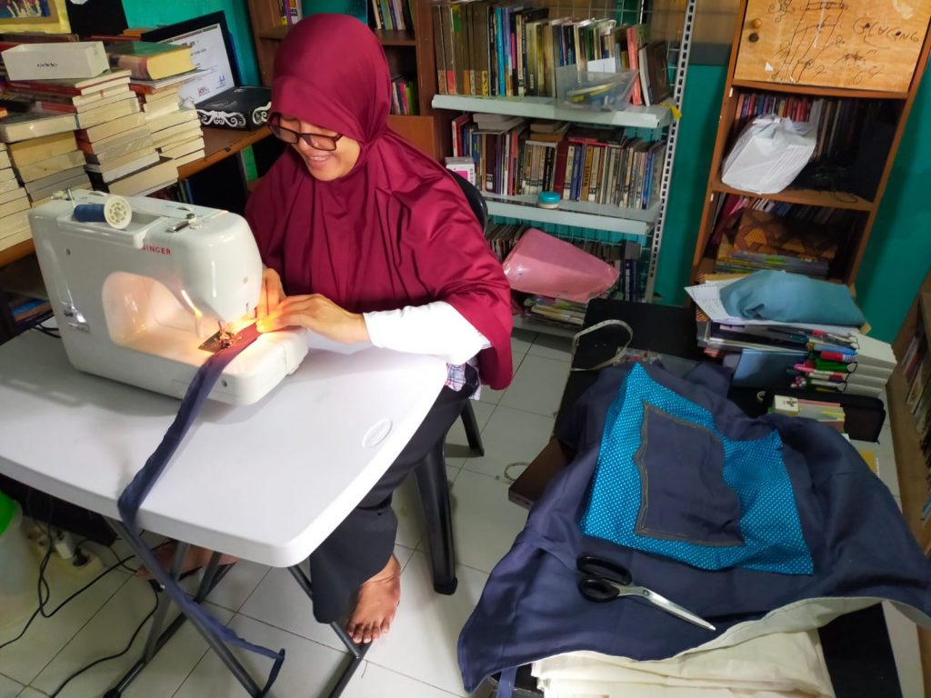 Proses Menjahit Celemek Ajaib Paman Gong - GolAGong Kreatif: Kata ...