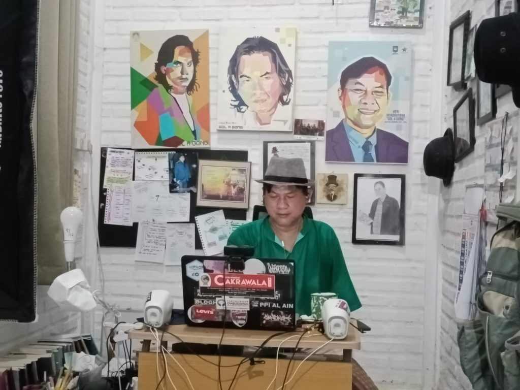 100 Contoh Fiksi Mini - GolAGongKreatif